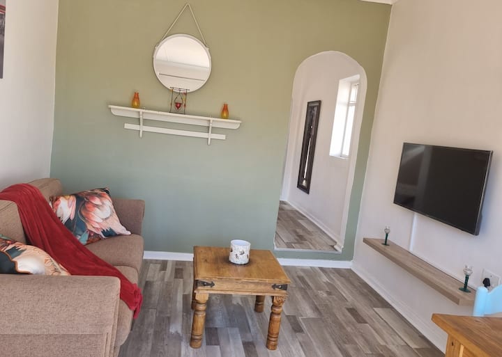 Cosy Vineyard Hideaway - Somerset West