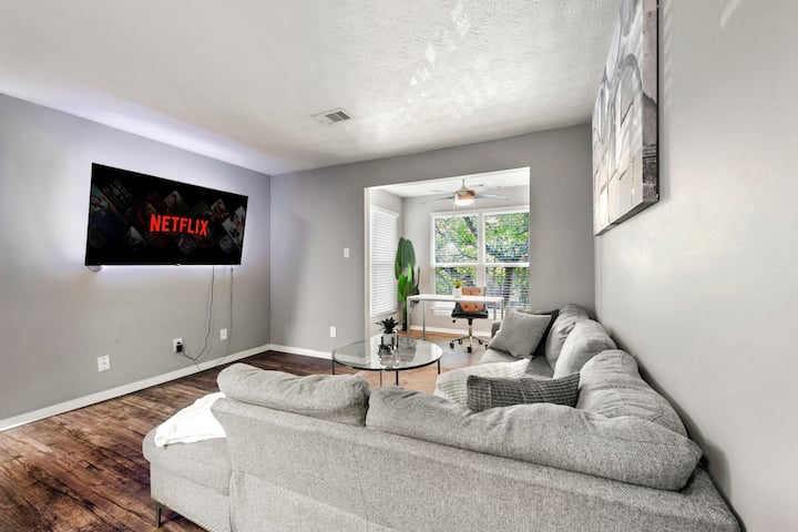 10 Mins To Atl Airport | Comfy, & Convenient - Hartsfield-Jackson Atlanta Airport (ATL)