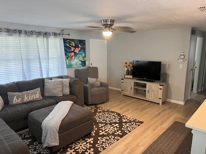 Newly Renovated, Central & Quiet Florida Home. - Sarasota, FL