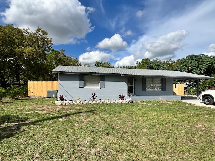 Newly Renovated, Central & Quiet Florida Home. - Sarasota, FL