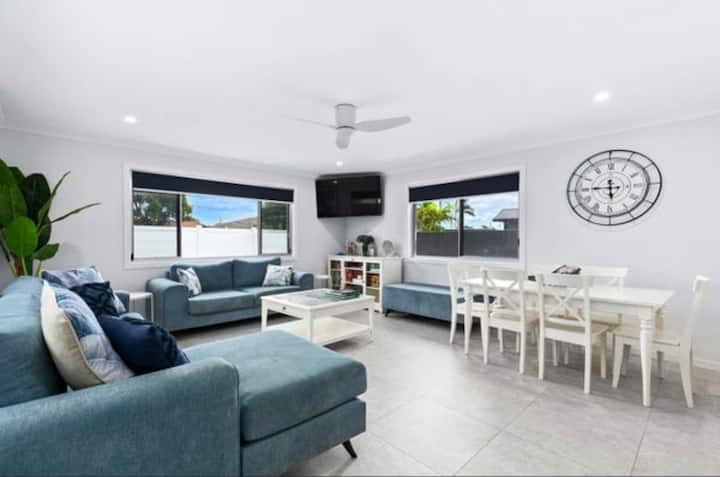 Pet Friendly Beach House With Pool - Sleeps 10 - Hervey Bay