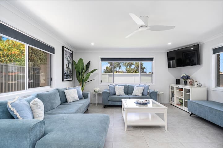 Pet Friendly Beach House With Pool - Sleeps 10 - Hervey Bay