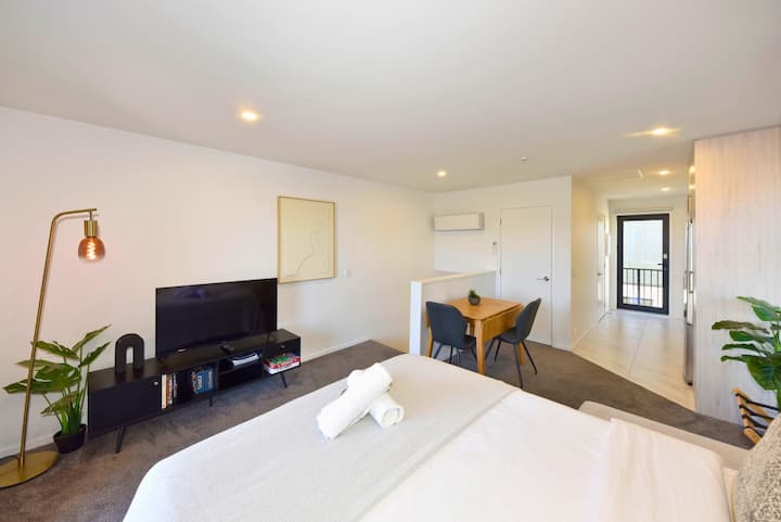 Stylish Urban Escape  Wilmer Street Apartment - Christchurch