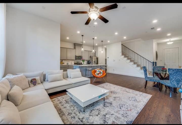 Modern Townhouse Close To Shops - Allen, TX