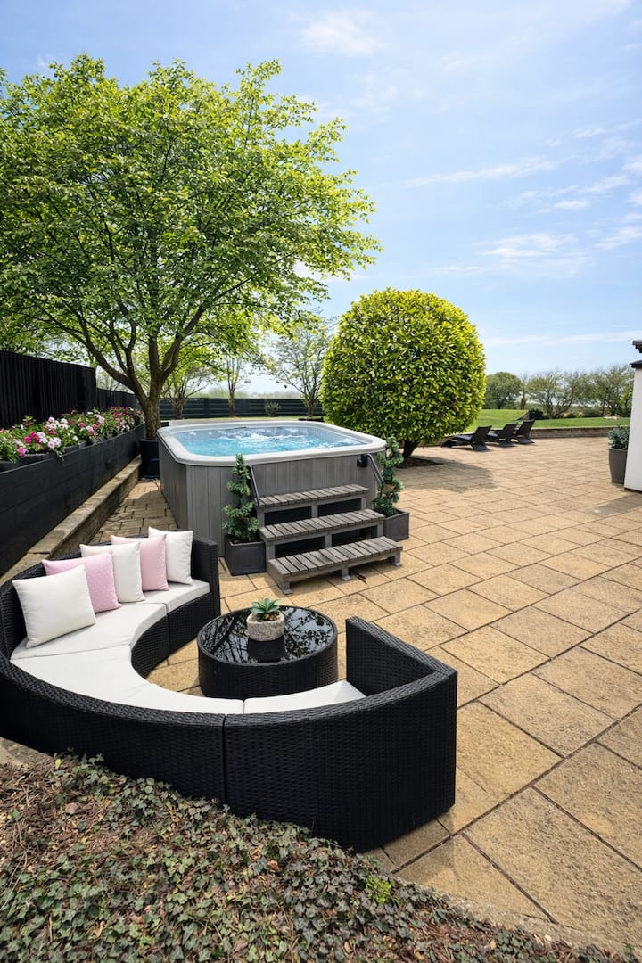 Private Heated Pool • Sleeps 10 • Cambridge - Hertfordshire