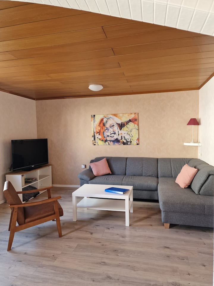 Schöne, Große Wohnung 2 Schlafz.4+1 Personen, Bahn - Griesheim