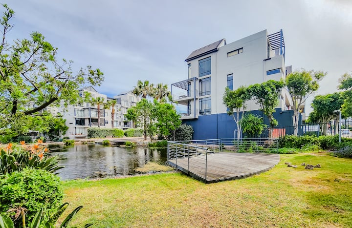 Waterstone Apartment In Century City - Goodwood