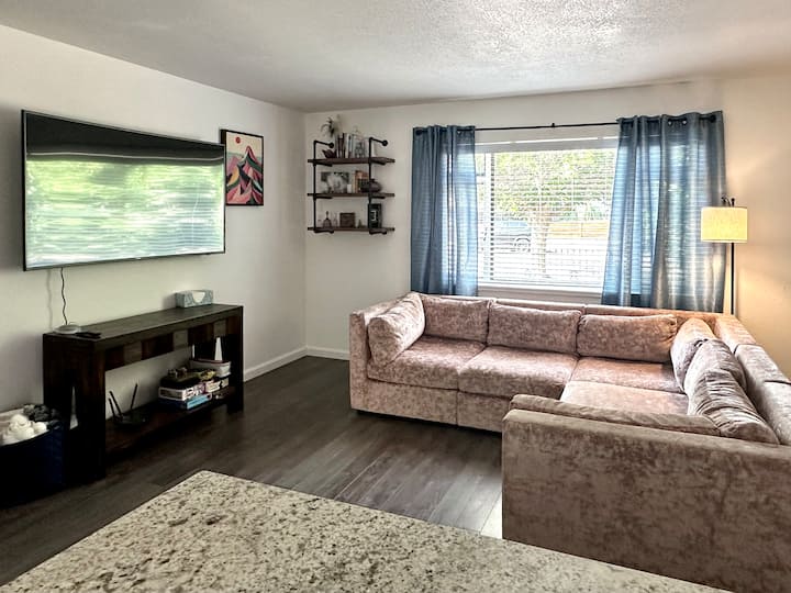 Bright/quiet Triplex Fenced Backyard! Pet Friendly - Denver, CO