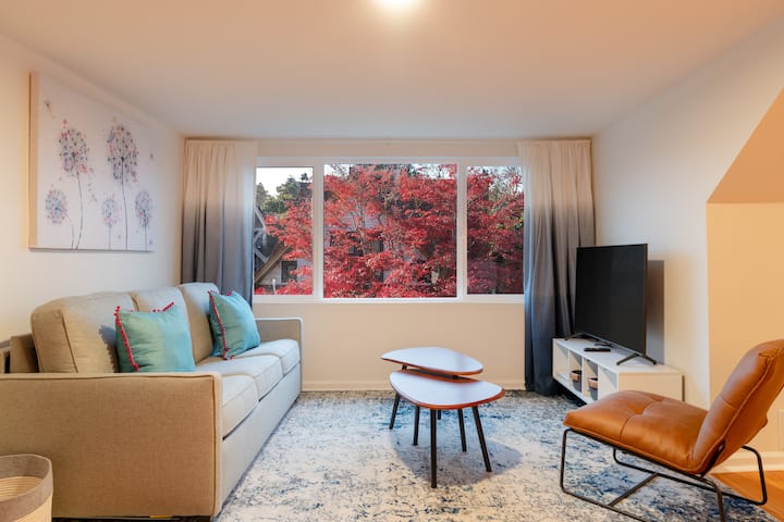 The Loft: Peaceful, Near Shops, W/private Deck - Seattle, WA