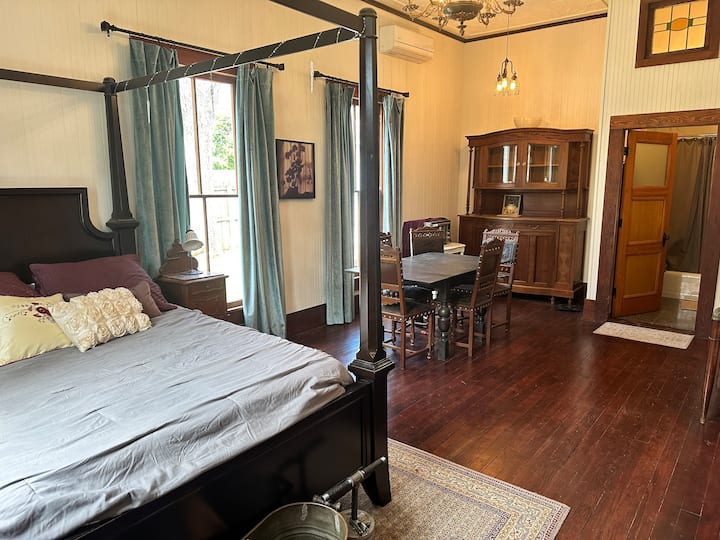 Private Room In 1892 Farmhouse - San Marcos, TX