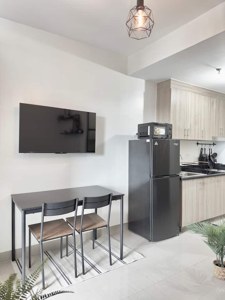 1br Condo W/ Pool, Balcony & Netflix Near Moa - Manila