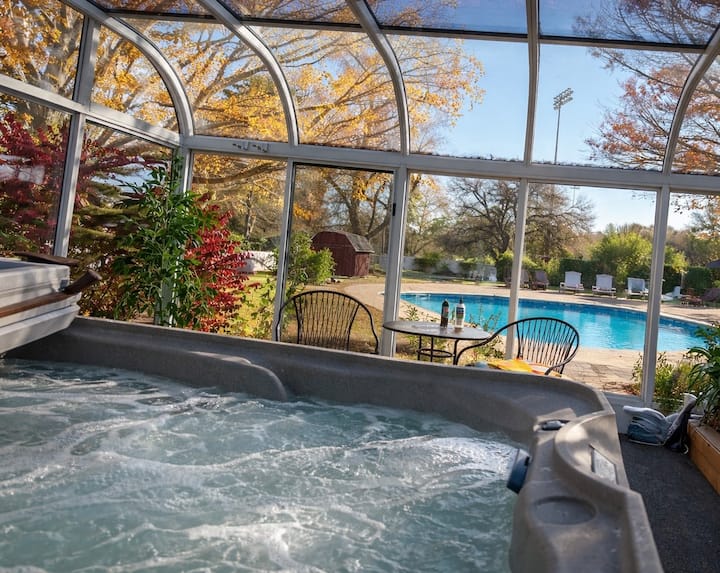 Comfy Home In A Small Town~big Pool/hot Tub/5 Beds - Illinois