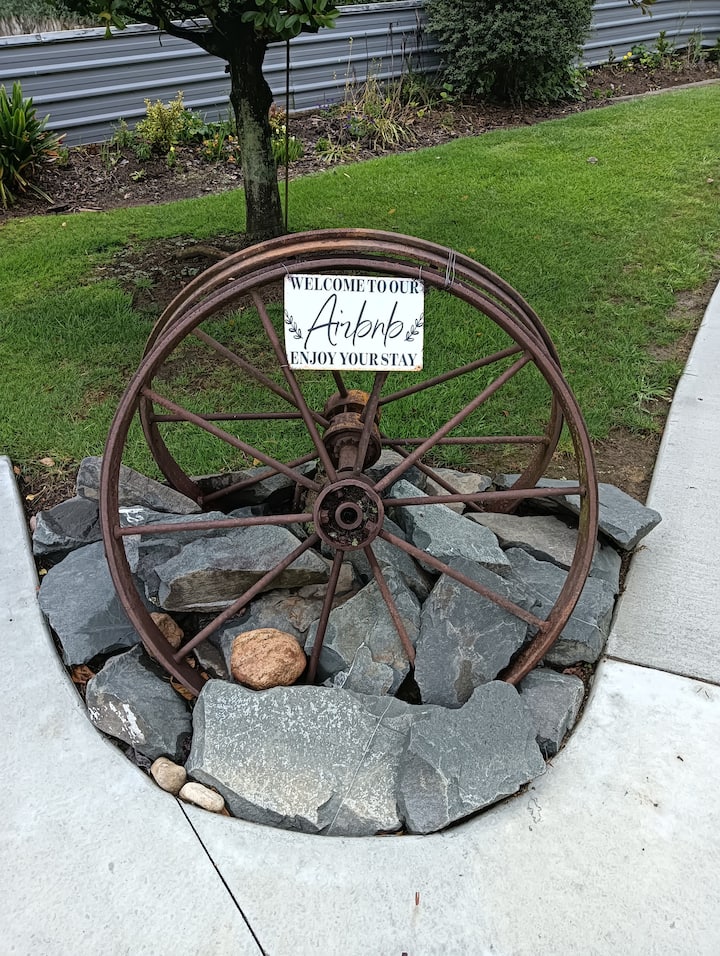 Rest & Relax
400m Off Sh1.
Serviced During Stay. - Tīrau