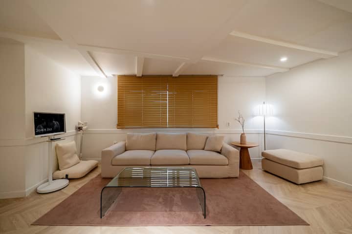 [Officially Licensed]명동역 도보4분/3room/3bath/2층 단독사용 - Seoul