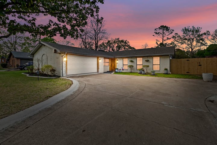 Lux Central Location, Hot Tub! - Grand Prairie, TX
