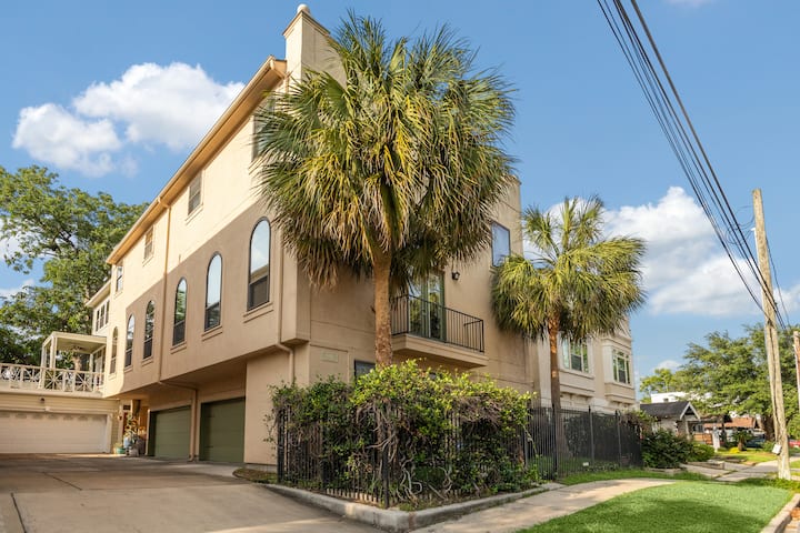 Charming Oasis In The Heart Of Walkable Montrose! - Houston, TX