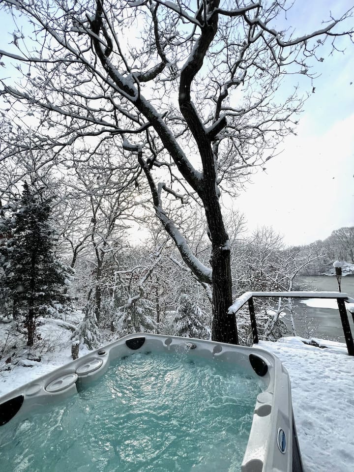 Waterfront Lakehouse Getaway In Clinton W/ Hot Tub - Madison, CT