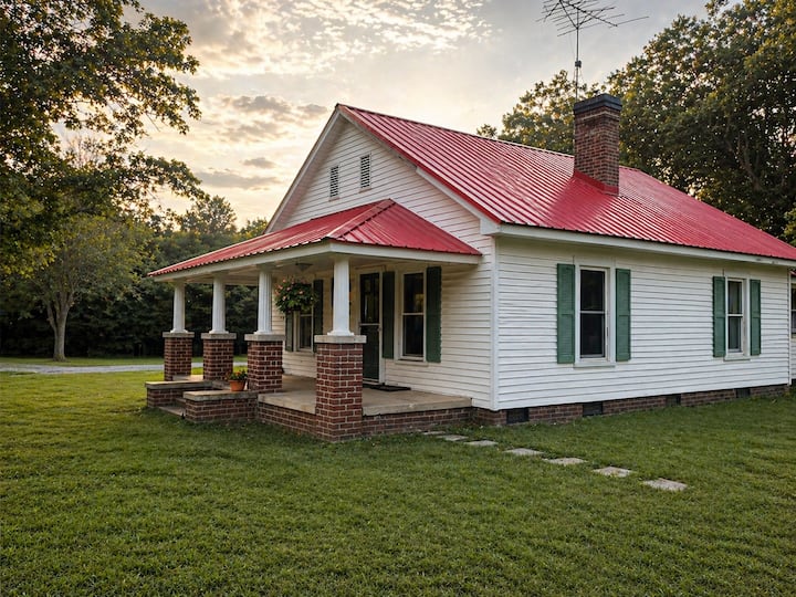 Creative Studio Cottage• King Bed• Pet-friendly - Graham-Mebane Lake