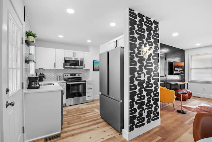 Chic Uptown Gem W/ Stunning Yard - Charlotte