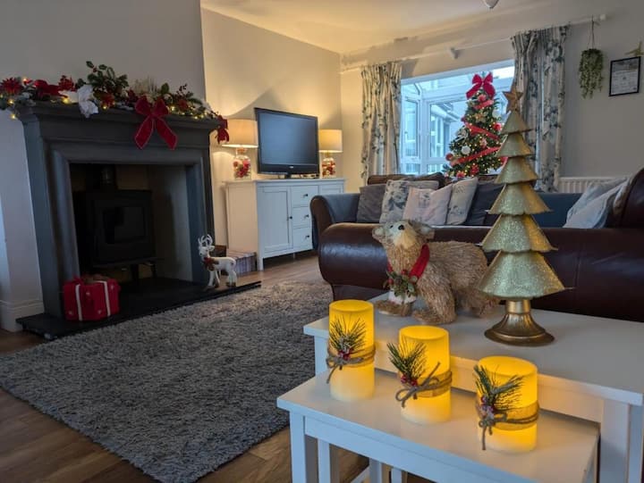 8 Guests, Private Garden, Located Near Beach - Downings