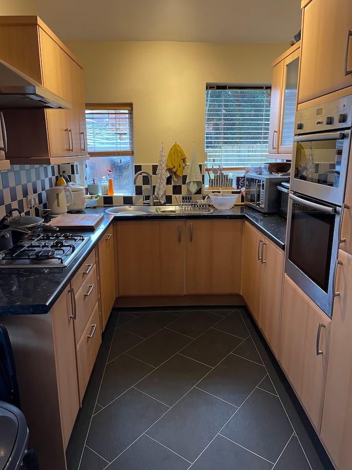 Jenny’s Guest House Single - Leeds