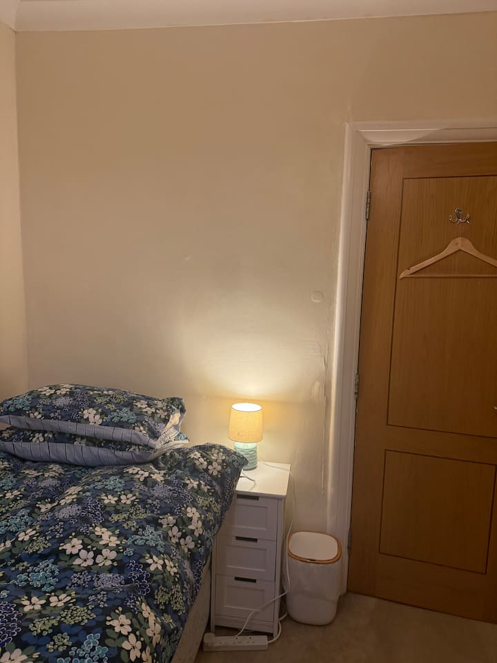 Jenny’s Guest House Single - Leeds
