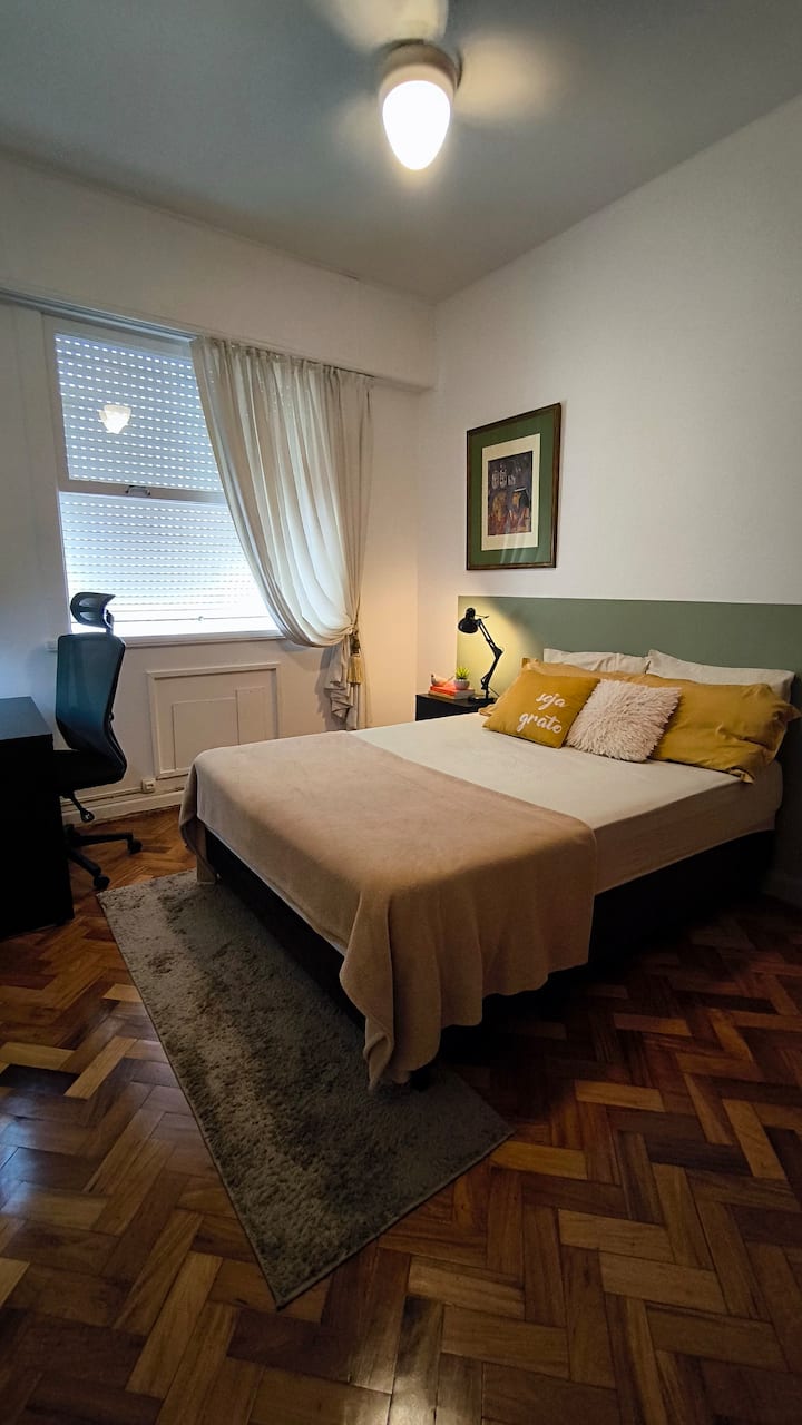 Quarto Copa P5 Com Banheiro Privativo, Apto Comp. - Rio de Janeiro