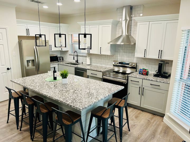 Newly Renovated Family Retreat- 4br/3b- Long Stays - Grand Prairie, TX