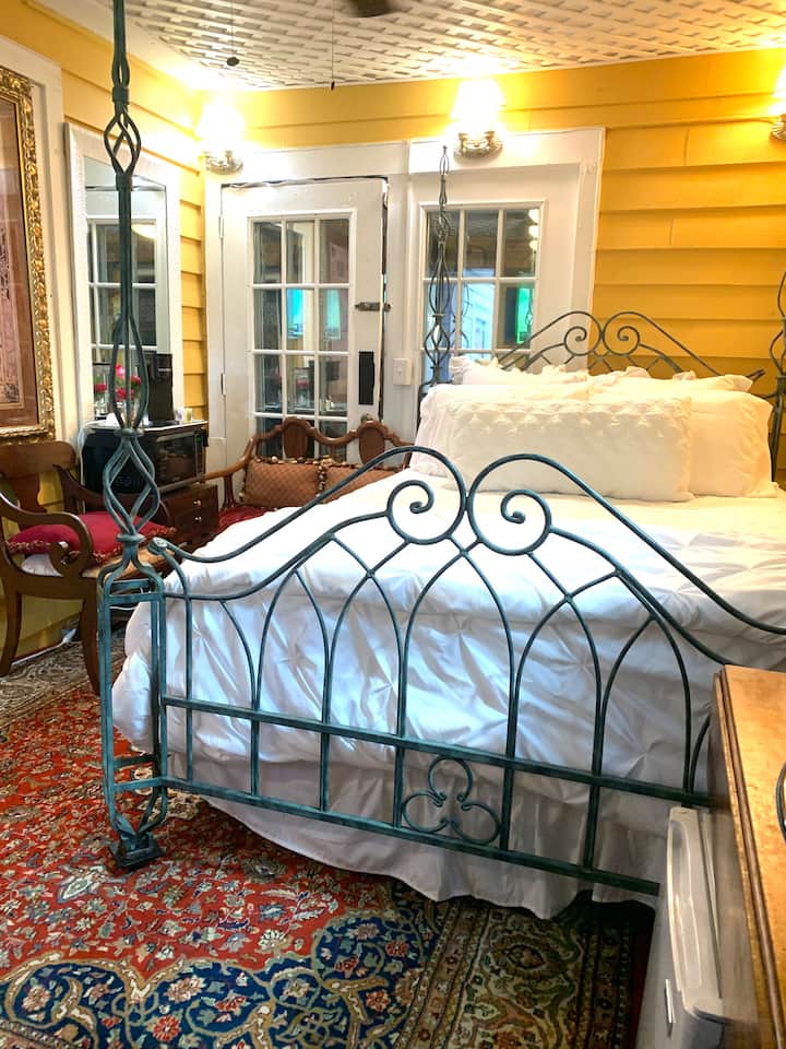The Miss Rose Garden Suite - Savannah, GA