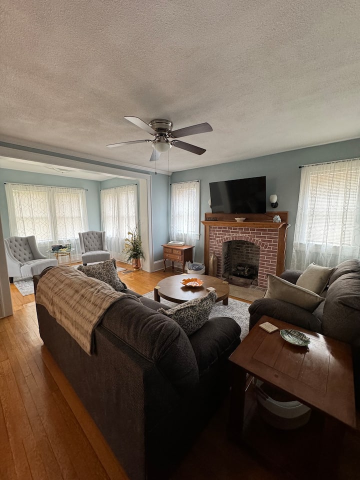 5-bedroom Historic Home W/ King Beds & Pack N Play - Roanoke, VA
