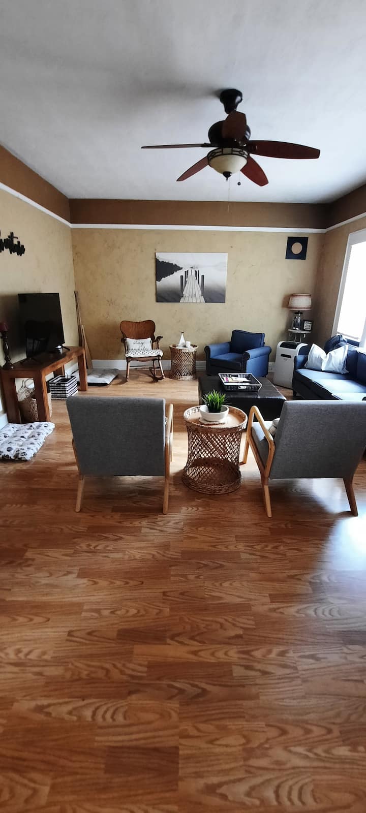 Charming Farmhouse - Salem, OR