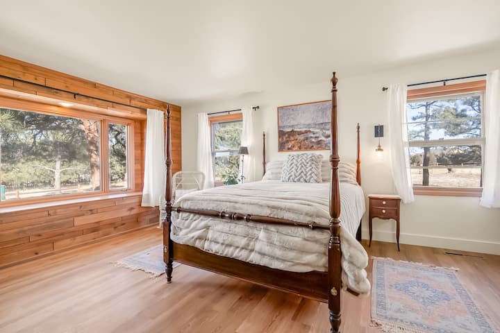 The Pearl Getaway— Mountain Views W/master Suite! - Colorado Springs, CO