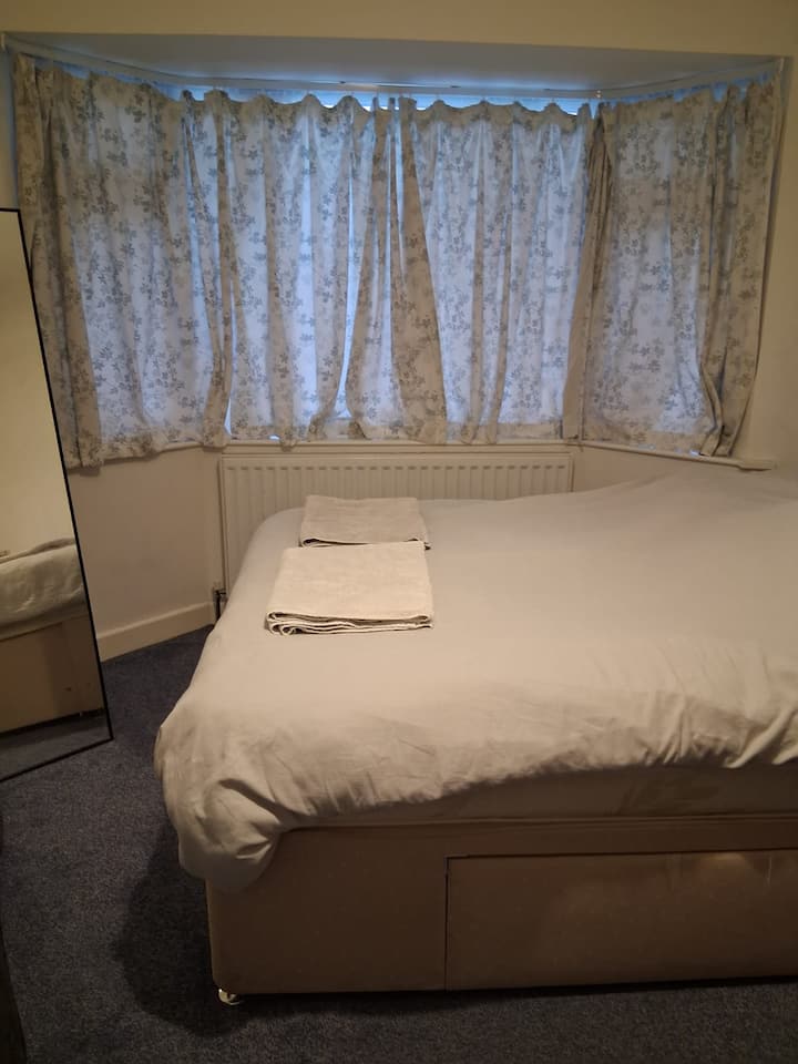 Double Room In Quiet Area - Watford