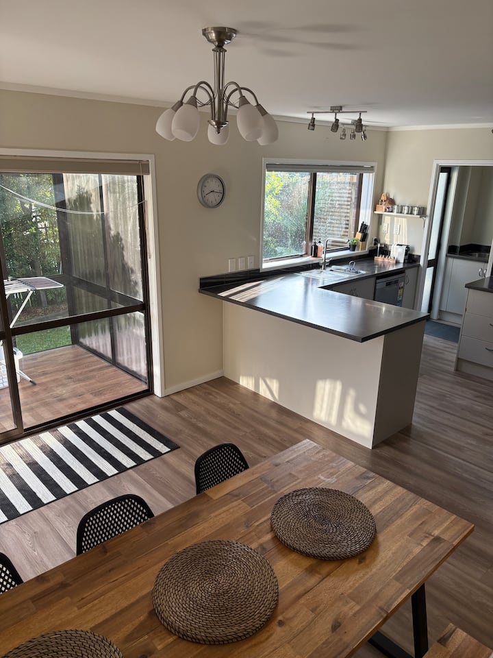 Hidden Coastal Haven - Quiet 3 Bedroom Townhouse - Auckland