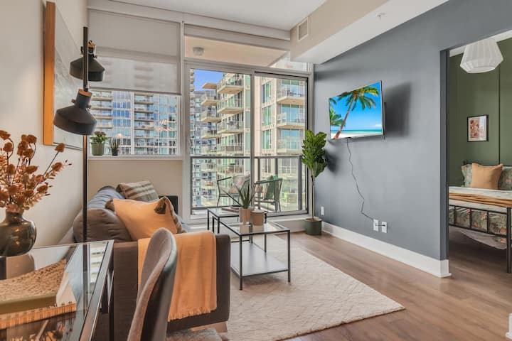 Lux 2 Br Calgary Condo:river View,parking,king Bed - Calgary