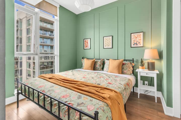 Lux 2 Br Calgary Condo:river View,parking,king Bed -