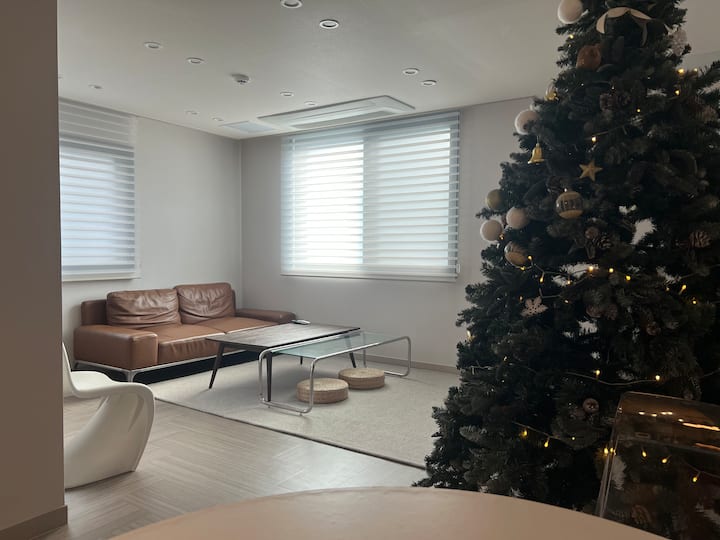 Entire House + Free Pick-up Service And Breakfast - Busan