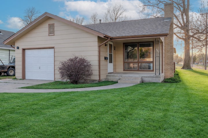 Fisher Street Getaway -Sauna, Massage Chair, Gym - Lake Inman, KS