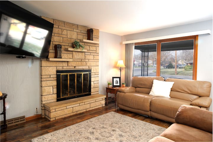 Fisher Street Getaway -Sauna, Massage Chair, Gym - Lake Inman, KS