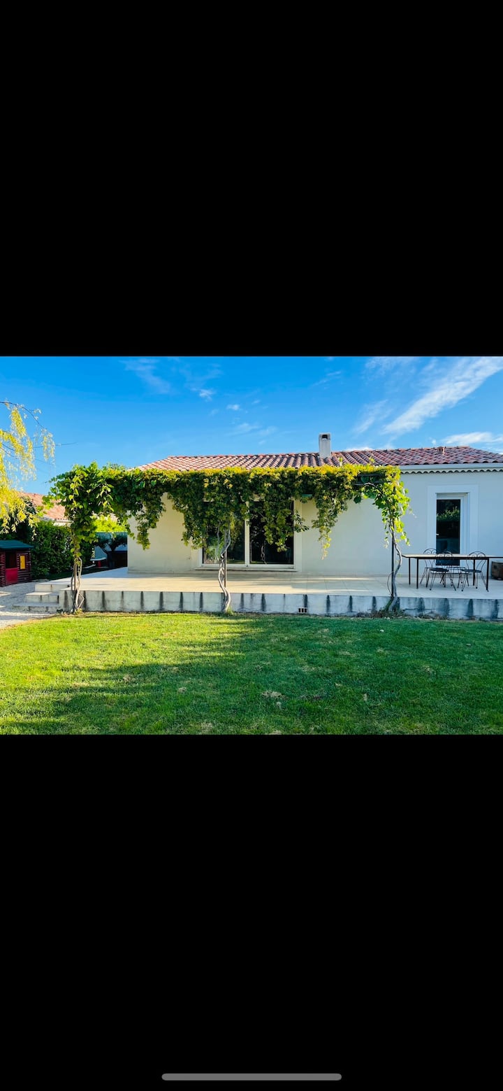 Charmante, Villa Au Calme - Le Thor
