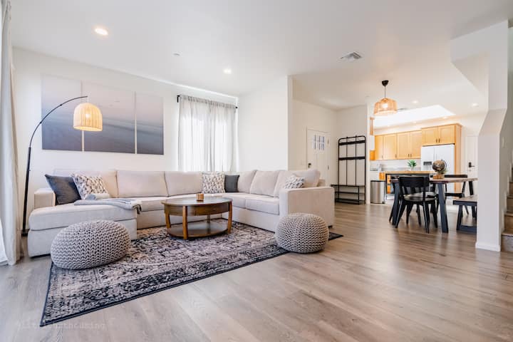 Spacious Home/ 2-car Garage/ Cruise Terminal - Los Angeles, CA