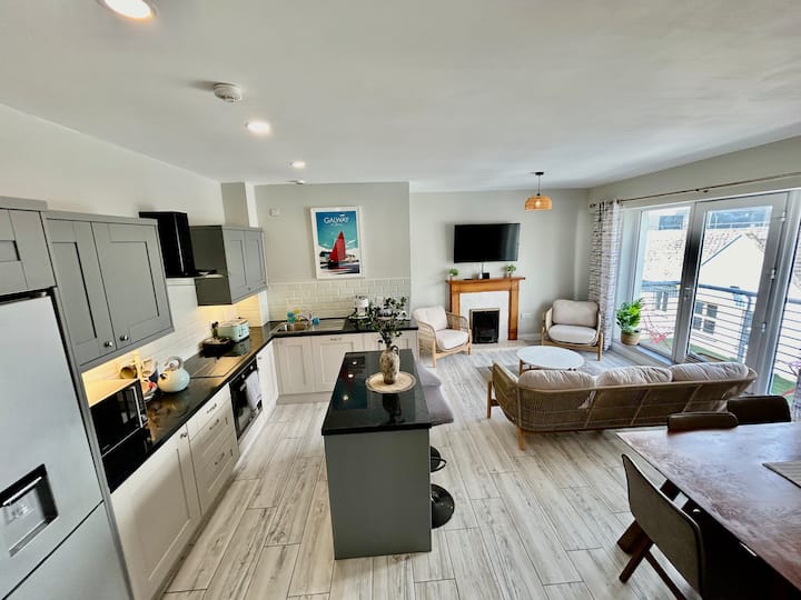Spacious Haven In The City, 3 Bedroom + Car Space - Galway