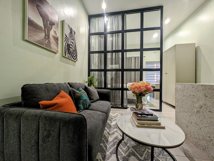The Snug Spot - Perfect For Two - Top Floor - Harare