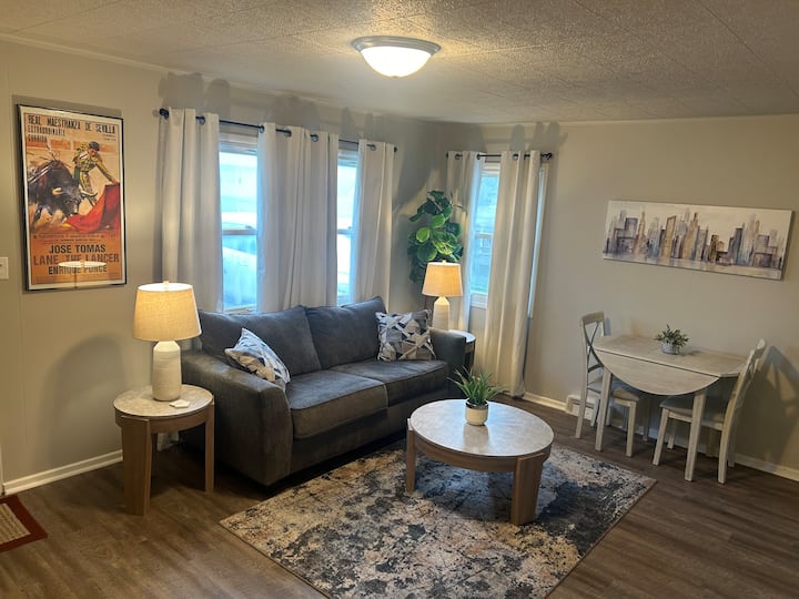 Cozy Omaha Retreat - Omaha, NE