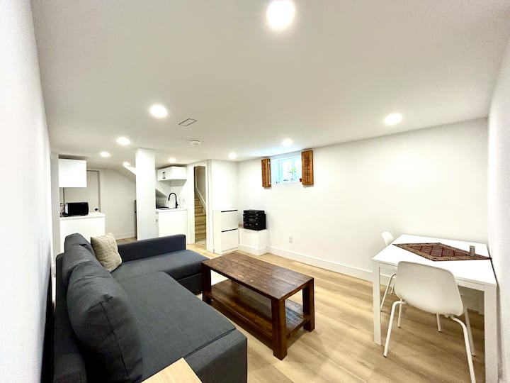 1 Bedroom Suite All To Yourself In East York - 多倫多