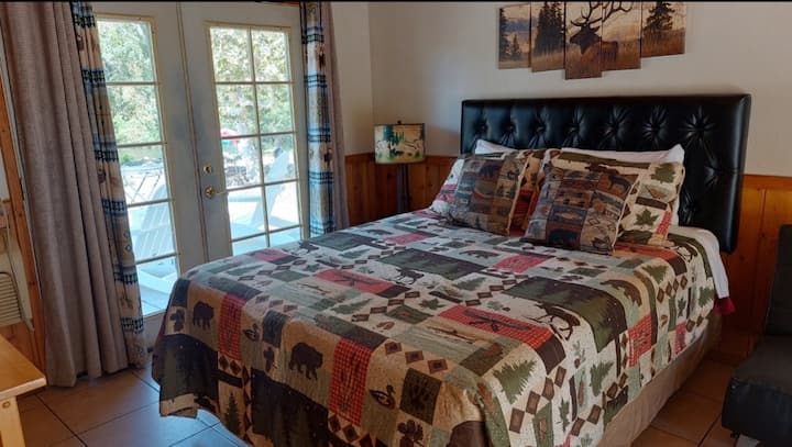 Riverfront Cabin #2 With Kitchen, River View Patio - Sequoia National Park