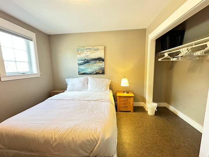 Microsuite With Laundry, Sleeps 2+ Pull Out Couch - Kentville