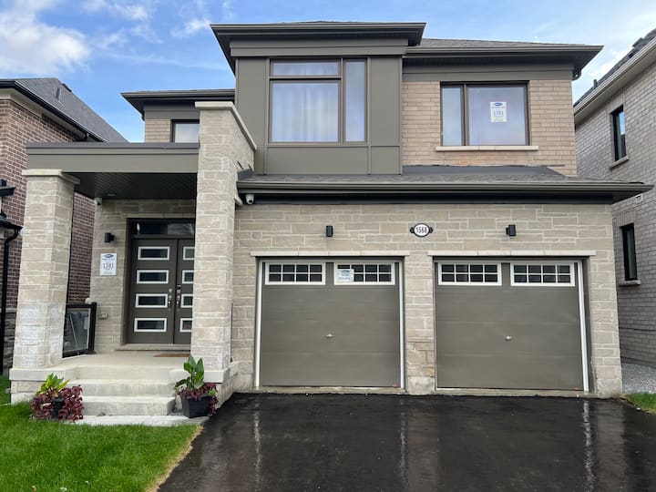 Detached Oasis 4-bedroom, Pickering - Ajax