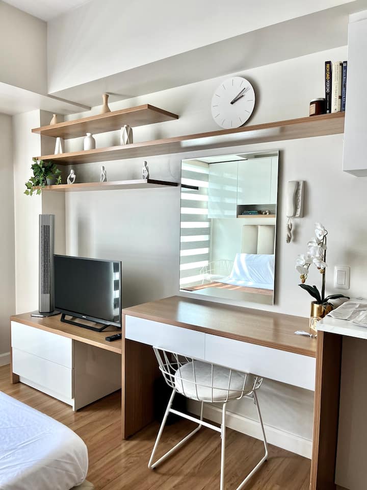 Fully Equipped Condo Across Ayala W/ Fibr Internet - Cebu City