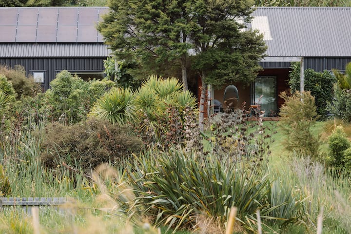 Fun Family Home With Pool - Raglan